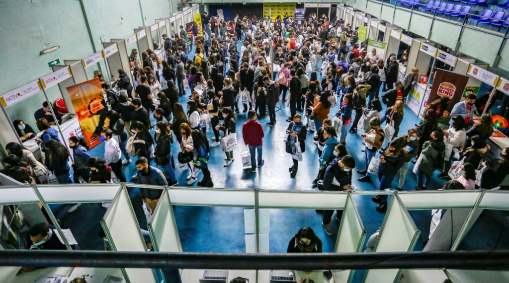 Según la OIT 6 de cada 10 varones y 7 de cada 10 mujeres jóvenes trabajan en la informalidad en ...